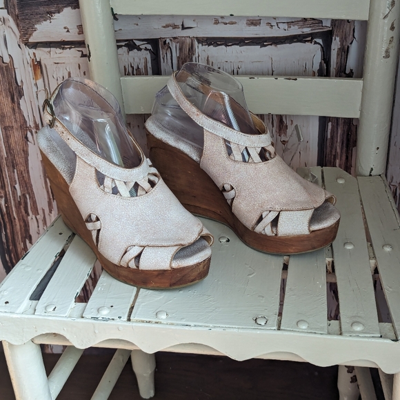 Very Volatile | Shoes | Very Volatile Platform Sandals | Poshmark